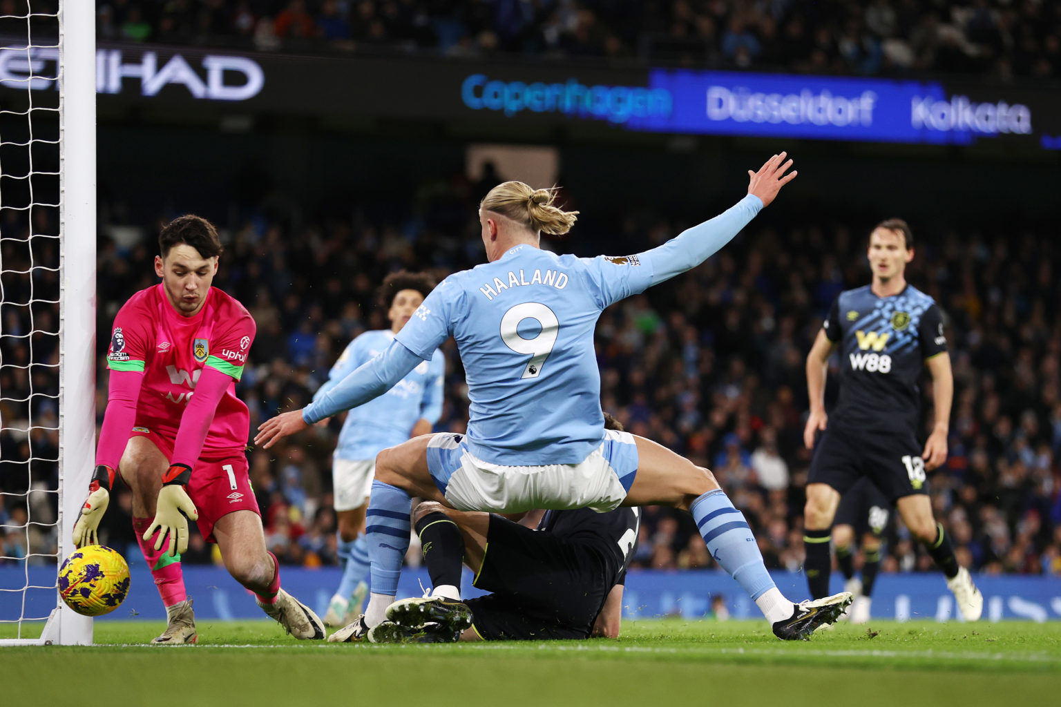 Alan Shearer says £19m player has really struggled since leaving Man ...